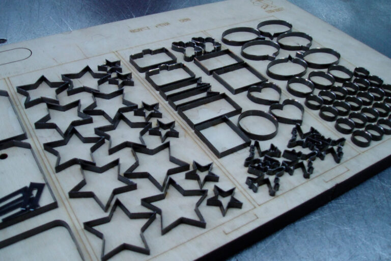 El troquelado: qué es un troquel y tipos de troqueladoras